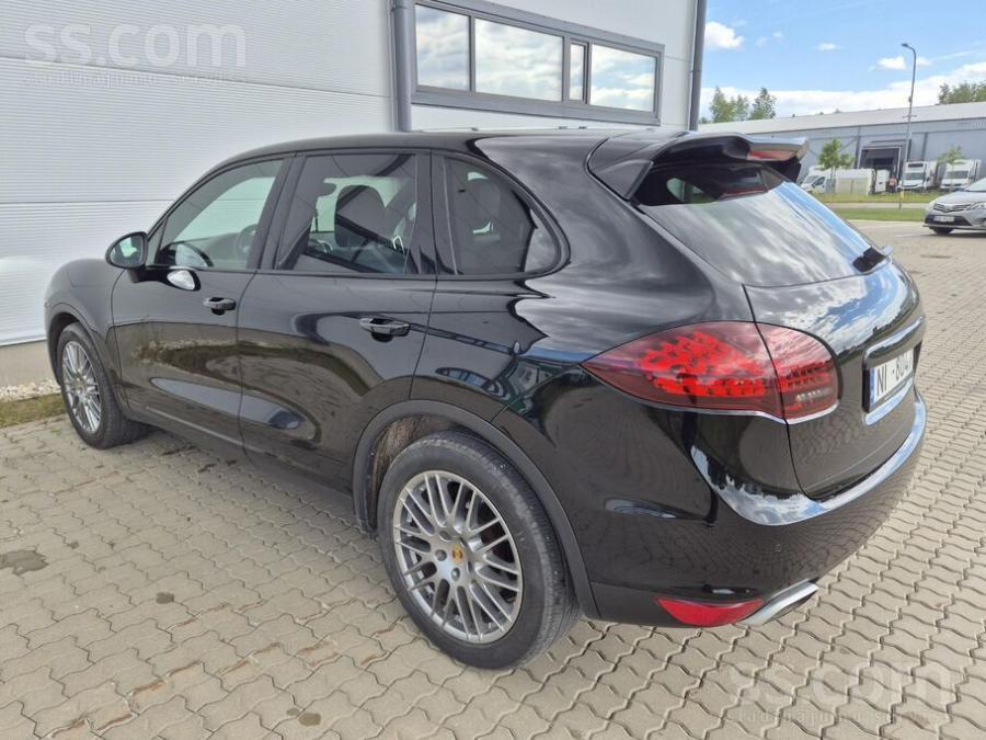 Black Porsche Cayenne 2013 in Riga, with an engine capacity of 3.00 L and mileage of 156 thousand km for 19900 €, photo 9 on AUTOMOTO.COM.LV