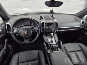 Black Porsche Cayenne 2013 in Riga, with an engine capacity of 3.00 L and mileage of 156 thousand km for 19900 €, photo 11 on AUTOMOTO.COM.LV