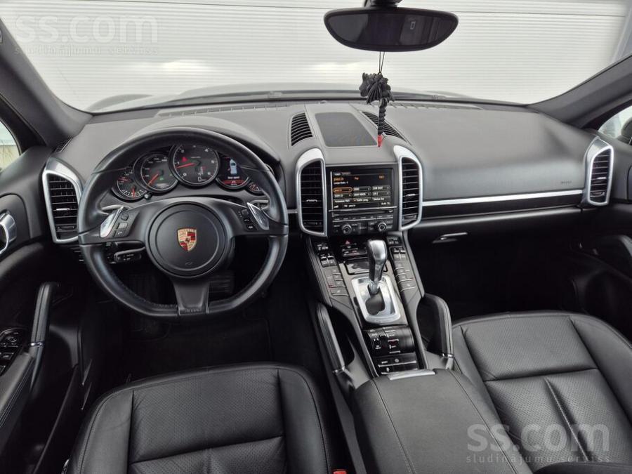 Black Porsche Cayenne 2013 in Riga, with an engine capacity of 3.00 L and mileage of 156 thousand km for 19900 €, photo 11 on AUTOMOTO.COM.LV