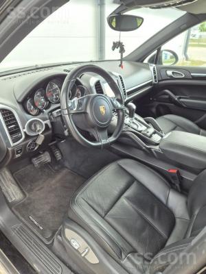 Black Porsche Cayenne 2013 in Riga, with an engine capacity of 3.00 L and mileage of 156 thousand km for 19900 €, photo 12 on AUTOMOTO.COM.LV