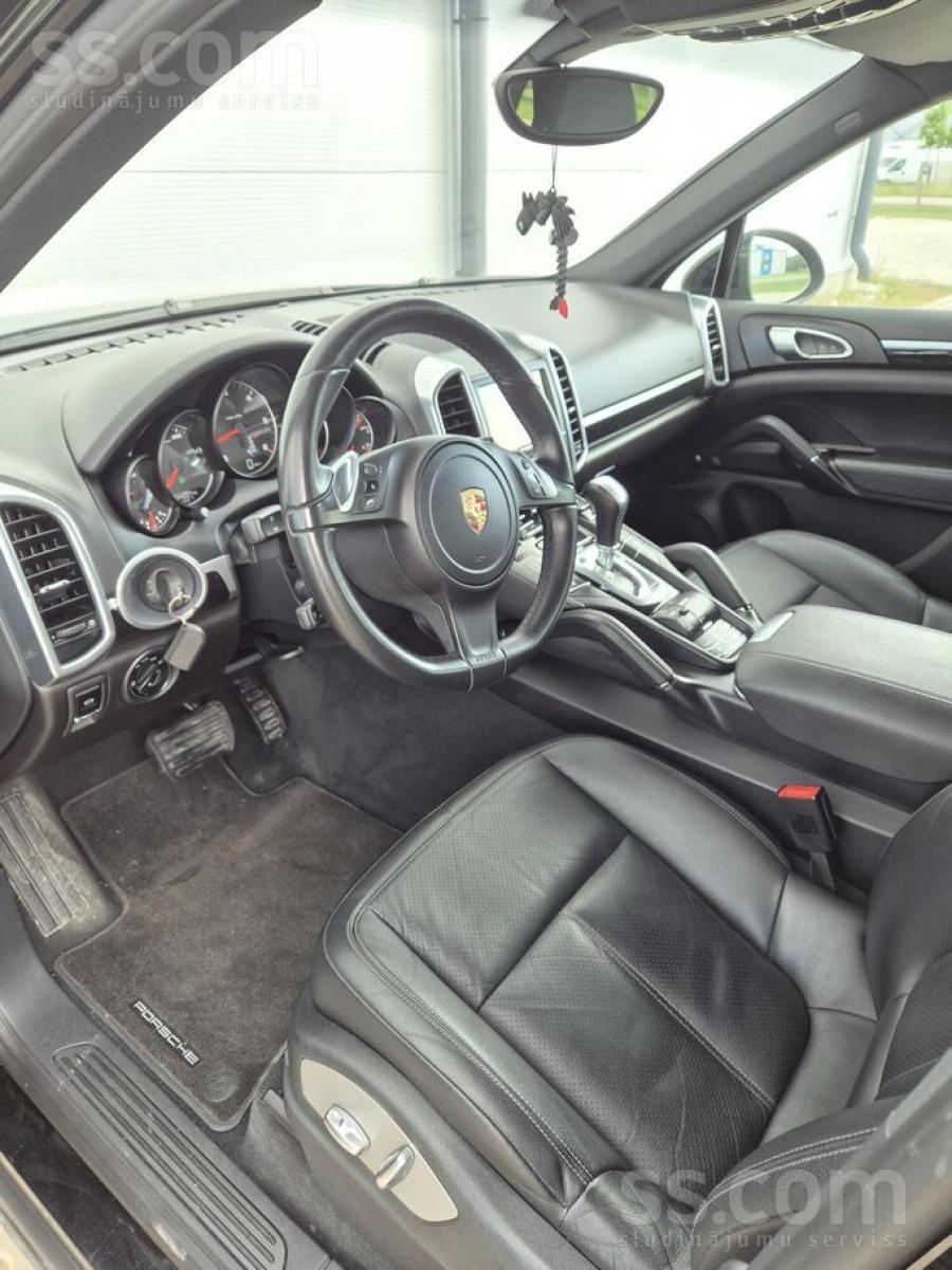 Black Porsche Cayenne 2013 in Riga, with an engine capacity of 3.00 L and mileage of 156 thousand km for 19900 €, photo 12 on AUTOMOTO.COM.LV