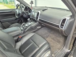 Black Porsche Cayenne 2013 in Riga, with an engine capacity of 3.00 L and mileage of 156 thousand km for 19900 €, photo 13 on AUTOMOTO.COM.LV
