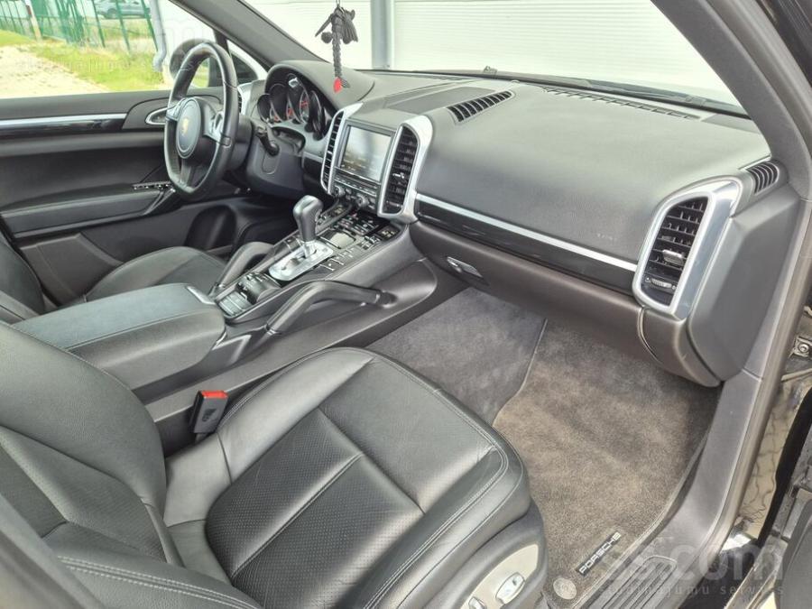 Black Porsche Cayenne 2013 in Riga, with an engine capacity of 3.00 L and mileage of 156 thousand km for 19900 €, photo 13 on AUTOMOTO.COM.LV