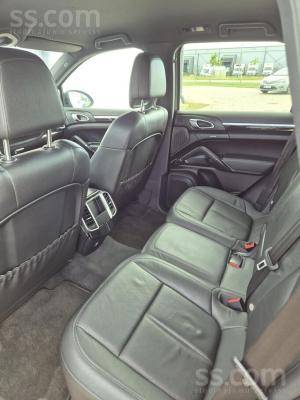 Black Porsche Cayenne 2013 in Riga, with an engine capacity of 3.00 L and mileage of 156 thousand km for 19900 €, photo 15 on AUTOMOTO.COM.LV