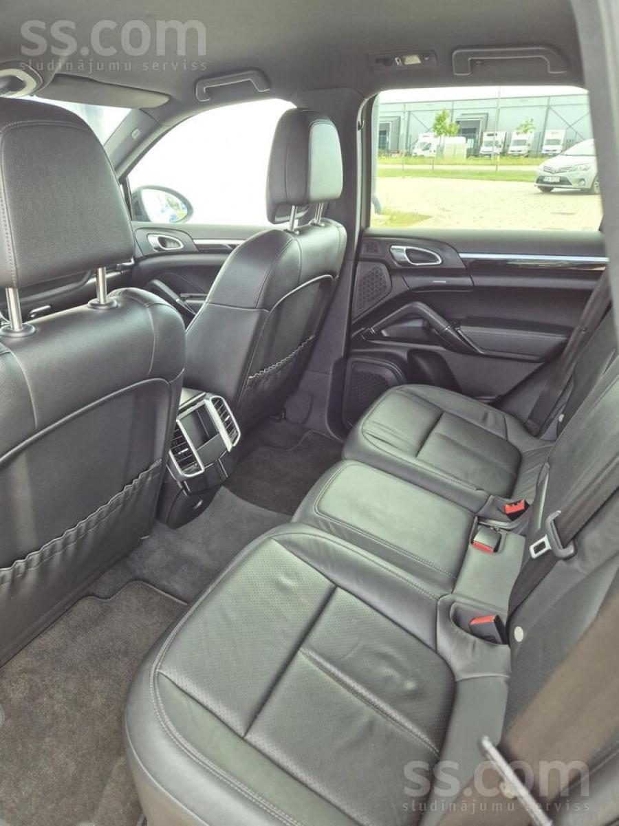 Black Porsche Cayenne 2013 in Riga, with an engine capacity of 3.00 L and mileage of 156 thousand km for 19900 €, photo 15 on AUTOMOTO.COM.LV