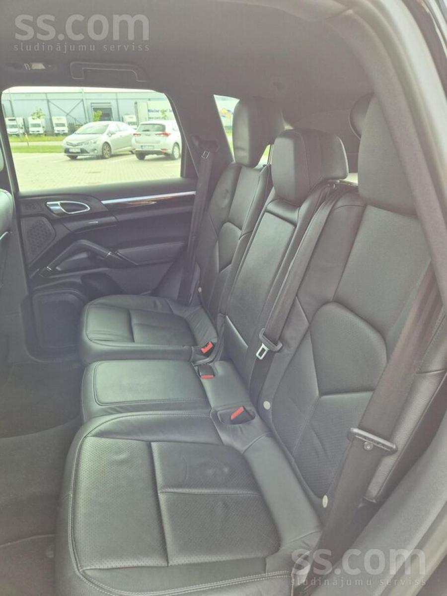 Black Porsche Cayenne 2013 in Riga, with an engine capacity of 3.00 L and mileage of 156 thousand km for 19900 €, photo 16 on AUTOMOTO.COM.LV