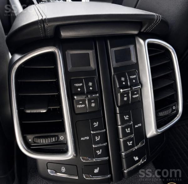 Melns Porsche Cayenne 2013 Talsi, ar dzinēja tilpumu 4.20 L un nobraukumu 226 tūkst. km par 18500 €, foto 10 vietnē AUTOMOTO.COM.LV