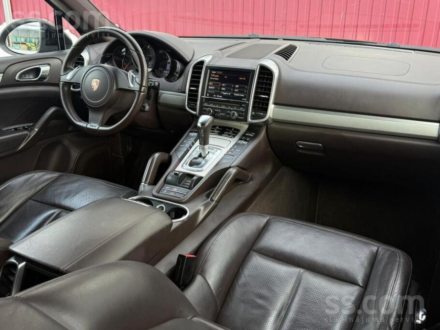 Melns Porsche Cayenne 2013 Rīga, ar dzinēja tilpumu 3.00 L un nobraukumu 152 tūkst. km par 13990 €, foto 9 vietnē AUTOMOTO.COM.LV