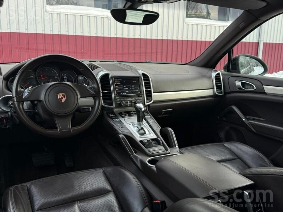 Melns Porsche Cayenne 2013 Rīga, ar dzinēja tilpumu 3.00 L un nobraukumu 152 tūkst. km par 13990 €, foto 10 vietnē AUTOMOTO.COM.LV