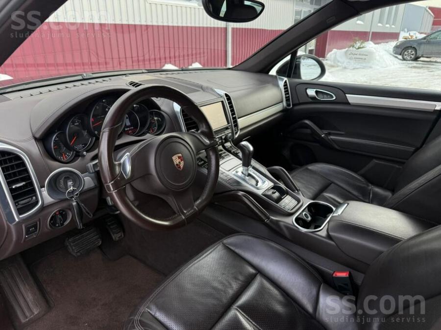 Melns Porsche Cayenne 2013 Rīga, ar dzinēja tilpumu 3.00 L un nobraukumu 152 tūkst. km par 13990 €, foto 11 vietnē AUTOMOTO.COM.LV