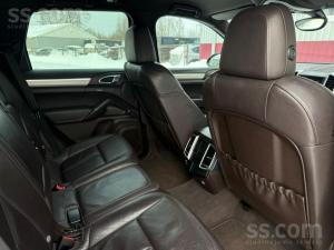 Melns Porsche Cayenne 2013 Rīga, ar dzinēja tilpumu 3.00 L un nobraukumu 152 tūkst. km par 13990 €, foto 13 vietnē AUTOMOTO.COM.LV