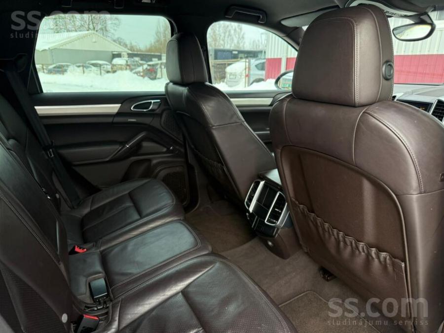 Melns Porsche Cayenne 2013 Rīga, ar dzinēja tilpumu 3.00 L un nobraukumu 152 tūkst. km par 13990 €, foto 13 vietnē AUTOMOTO.COM.LV
