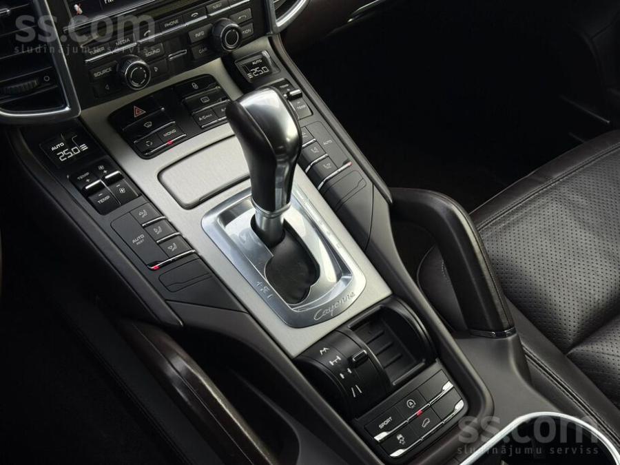 Melns Porsche Cayenne 2013 Rīga, ar dzinēja tilpumu 3.00 L un nobraukumu 152 tūkst. km par 13990 €, foto 18 vietnē AUTOMOTO.COM.LV