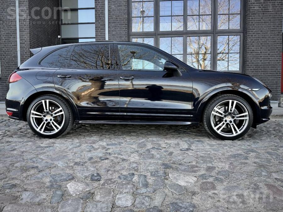 Black Porsche Cayenne 2013 in Riga, with an engine capacity of 3.00 L and mileage of 186 thousand km for 20990 €, photo 3 on AUTOMOTO.COM.LV