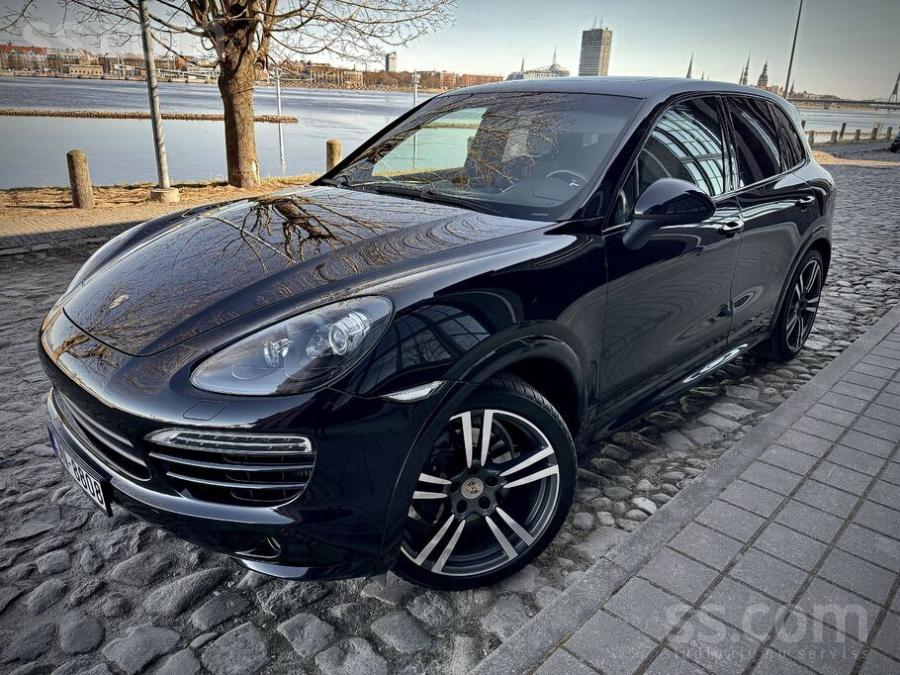Black Porsche Cayenne 2013 in Riga, with an engine capacity of 3.00 L and mileage of 186 thousand km for 20990 €, photo 5 on AUTOMOTO.COM.LV