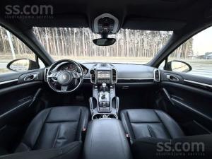 Black Porsche Cayenne 2013 in Riga, with an engine capacity of 3.00 L and mileage of 186 thousand km for 20990 €, photo 9 on AUTOMOTO.COM.LV