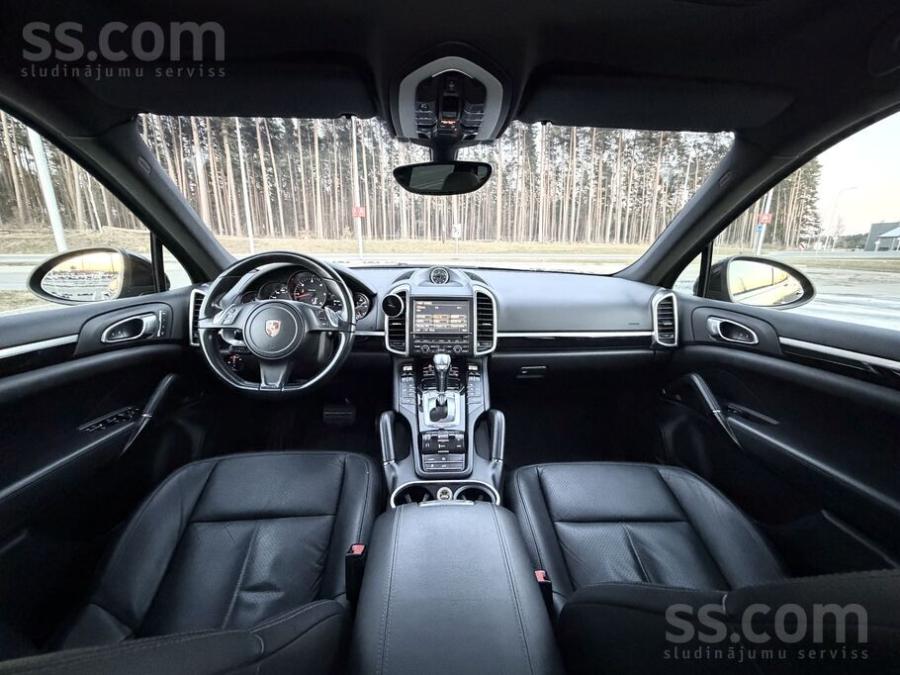 Black Porsche Cayenne 2013 in Riga, with an engine capacity of 3.00 L and mileage of 186 thousand km for 20990 €, photo 9 on AUTOMOTO.COM.LV