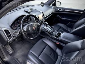Black Porsche Cayenne 2013 in Riga, with an engine capacity of 3.00 L and mileage of 186 thousand km for 20990 €, photo 10 on AUTOMOTO.COM.LV