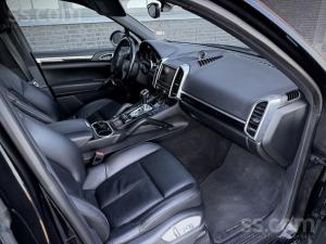 Black Porsche Cayenne 2013 in Riga, with an engine capacity of 3.00 L and mileage of 186 thousand km for 20990 €, photo 12 on AUTOMOTO.COM.LV