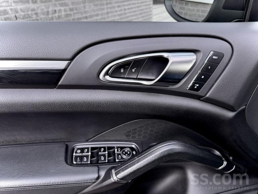 Black Porsche Cayenne 2013 in Riga, with an engine capacity of 3.00 L and mileage of 186 thousand km for 20990 €, photo 14 on AUTOMOTO.COM.LV
