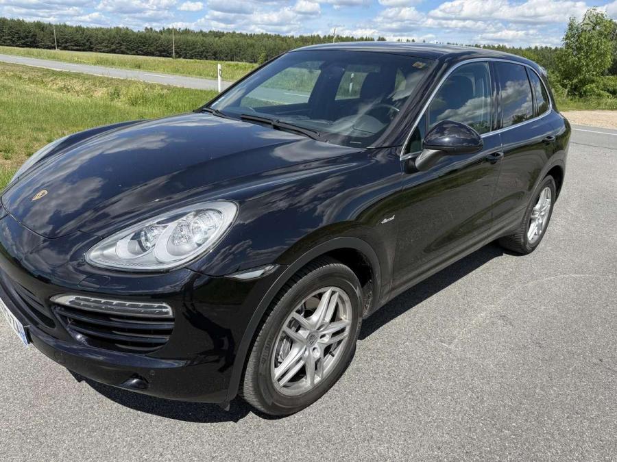 Black Porsche Cayenne 2013 in Silute, with an engine capacity of 2.97 L and mileage of 260 thousand km for 12990 €, photo 1 on AUTOMOTO.COM.LV