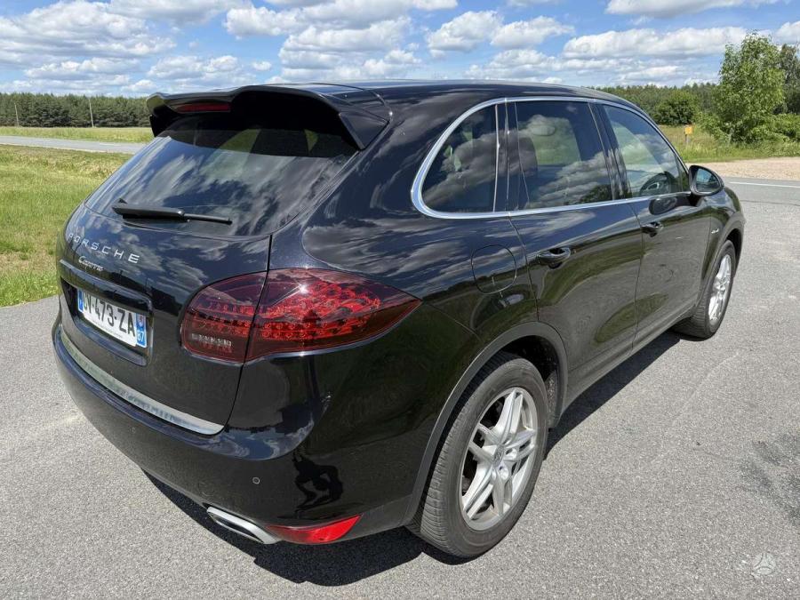 Black Porsche Cayenne 2013 in Silute, with an engine capacity of 2.97 L and mileage of 260 thousand km for 12990 €, photo 4 on AUTOMOTO.COM.LV