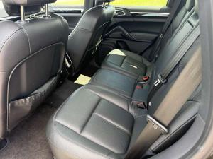 Black Porsche Cayenne 2013 in Silute, with an engine capacity of 2.97 L and mileage of 260 thousand km for 12990 €, photo 6 on AUTOMOTO.COM.LV