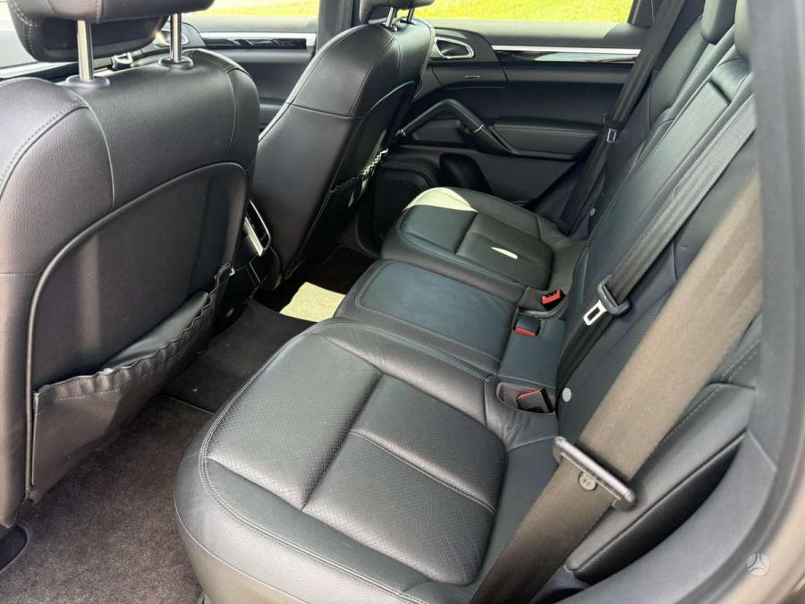Black Porsche Cayenne 2013 in Silute, with an engine capacity of 2.97 L and mileage of 260 thousand km for 12990 €, photo 6 on AUTOMOTO.COM.LV