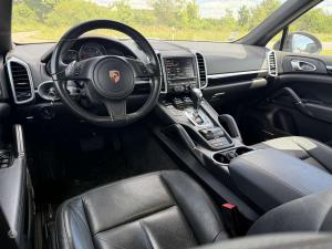 Black Porsche Cayenne 2013 in Silute, with an engine capacity of 2.97 L and mileage of 260 thousand km for 12990 €, photo 7 on AUTOMOTO.COM.LV