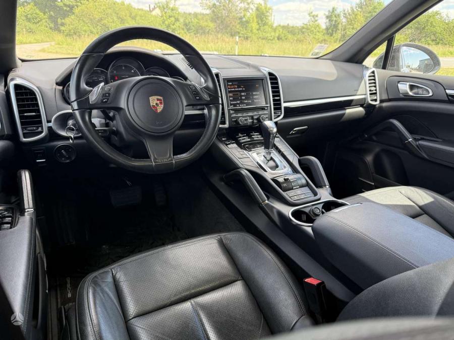 Black Porsche Cayenne 2013 in Silute, with an engine capacity of 2.97 L and mileage of 260 thousand km for 12990 €, photo 7 on AUTOMOTO.COM.LV