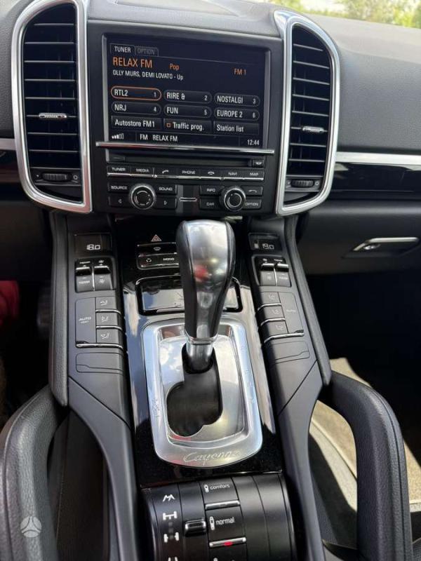 Черный Порше Каен 2013 в Шилуте, объемом двигателя 2.97 л и пробегом 260 тыс. км за 12990 €, фото 7 на AUTOMOTO.COM.LV