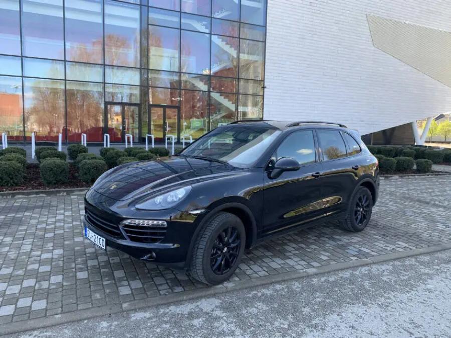Black Porsche Cayenne 2013 in Riga, with an engine capacity of 3.00 L and mileage of 283 thousand km for 15990 €, photo 1 on AUTOMOTO.COM.LV