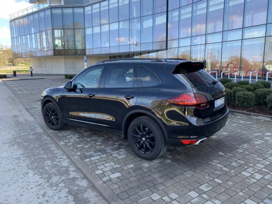 Black Porsche Cayenne 2013 in Riga, with an engine capacity of 3.00 L and mileage of 283 thousand km for 15990 €, photo 3 on AUTOMOTO.COM.LV