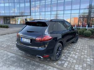 Black Porsche Cayenne 2013 in Riga, with an engine capacity of 3.00 L and mileage of 283 thousand km for 15990 €, photo 4 on AUTOMOTO.COM.LV