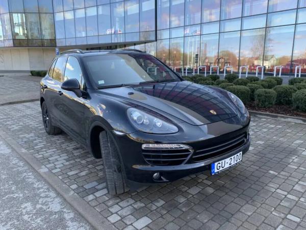 Black Porsche Cayenne 2013 in Riga, with an engine capacity of 3.00 L and mileage of 283 thousand km for 15990 €, photo 4 on AUTOMOTO.COM.LV