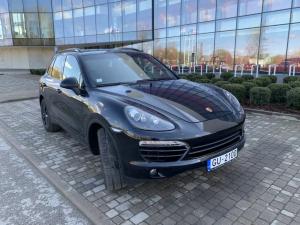Black Porsche Cayenne 2013 in Riga, with an engine capacity of 3.00 L and mileage of 283 thousand km for 15990 €, photo 5 on AUTOMOTO.COM.LV