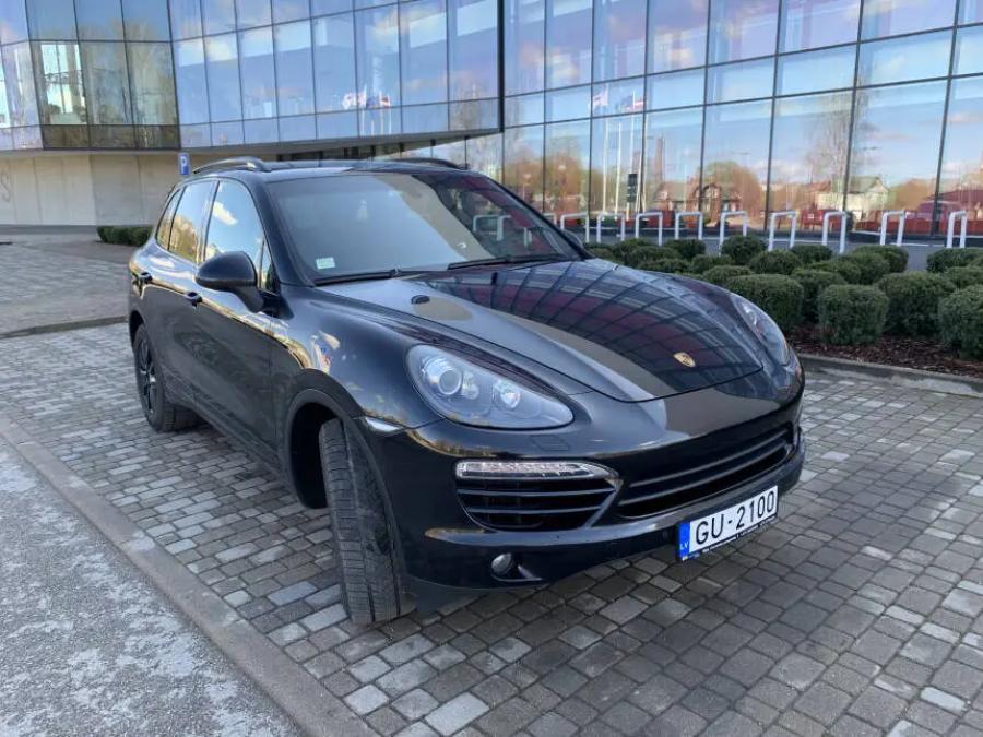 Black Porsche Cayenne 2013 in Riga, with an engine capacity of 3.00 L and mileage of 283 thousand km for 15990 €, photo 5 on AUTOMOTO.COM.LV