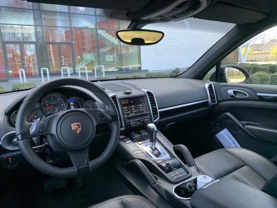 Black Porsche Cayenne 2013 in Riga, with an engine capacity of 3.00 L and mileage of 283 thousand km for 15990 €, photo 6 on AUTOMOTO.COM.LV