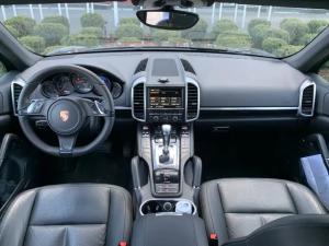 Black Porsche Cayenne 2013 in Riga, with an engine capacity of 3.00 L and mileage of 283 thousand km for 15990 €, photo 7 on AUTOMOTO.COM.LV