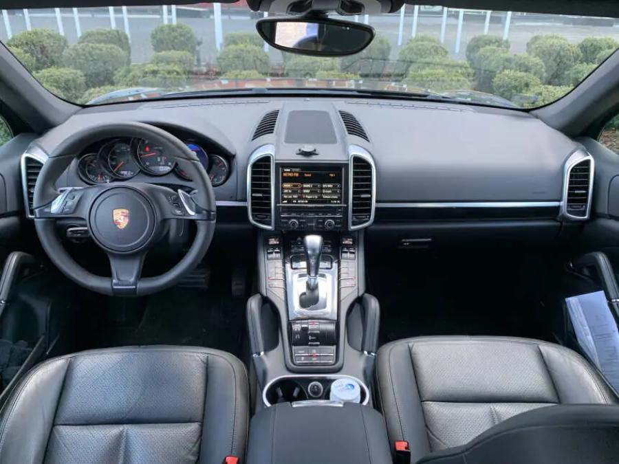 Black Porsche Cayenne 2013 in Riga, with an engine capacity of 3.00 L and mileage of 283 thousand km for 15990 €, photo 7 on AUTOMOTO.COM.LV