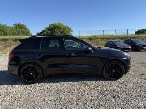Black Porsche Cayenne 2013 in Vilnius, with an engine capacity of 4.80 L and mileage of 480 thousand km for 7200 €, photo 6 on AUTOMOTO.COM.LV