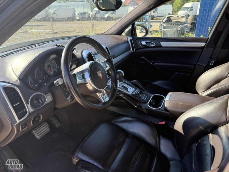Black Porsche Cayenne 2013 in Vilnius, with an engine capacity of 4.80 L and mileage of 480 thousand km for 7200 €, photo 11 on AUTOMOTO.COM.LV