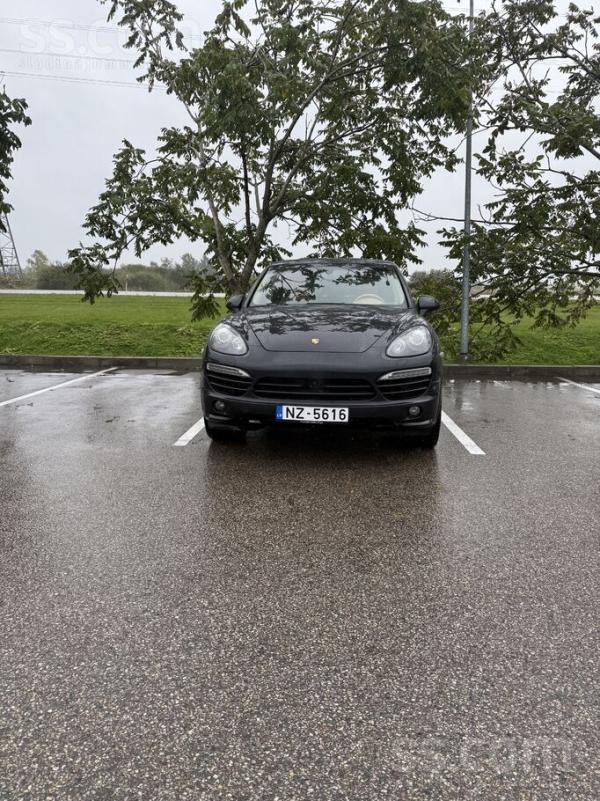 Black Porsche Cayenne 2013 in Jurmala, with an engine capacity of 3.00 L and mileage of 203 thousand km for 21000 €, photo 3 on AUTOMOTO.COM.LV