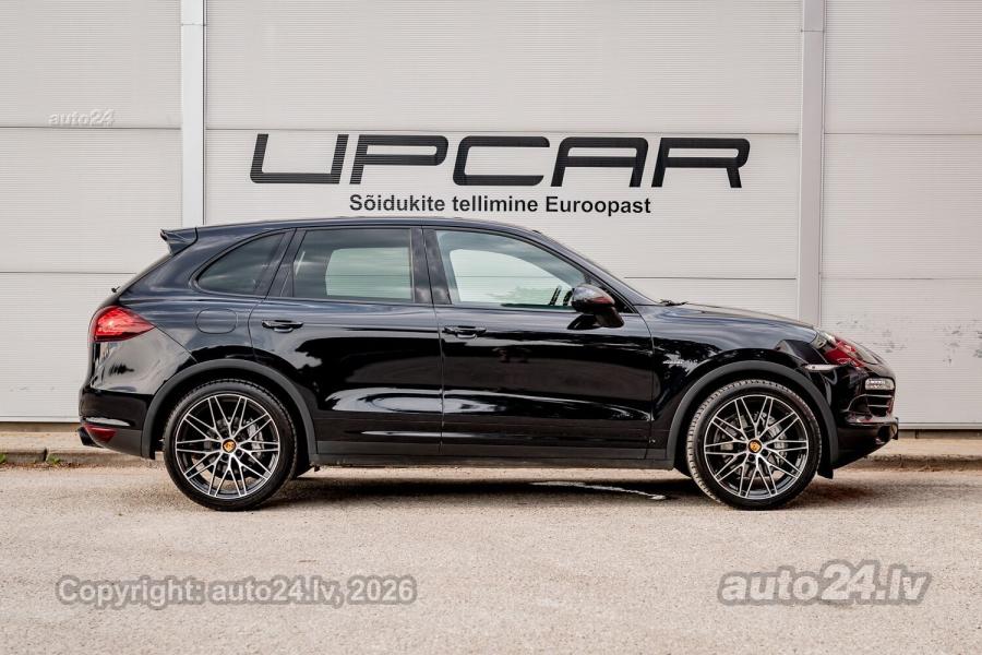 Black Porsche Cayenne 2013 in Parnu, with an engine capacity of 4.10 L and mileage of 162 thousand km for 22900 €, photo 5 on AUTOMOTO.COM.LV