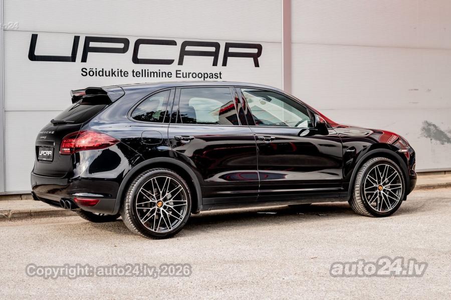 Black Porsche Cayenne 2013 in Parnu, with an engine capacity of 4.10 L and mileage of 162 thousand km for 22900 €, photo 7 on AUTOMOTO.COM.LV