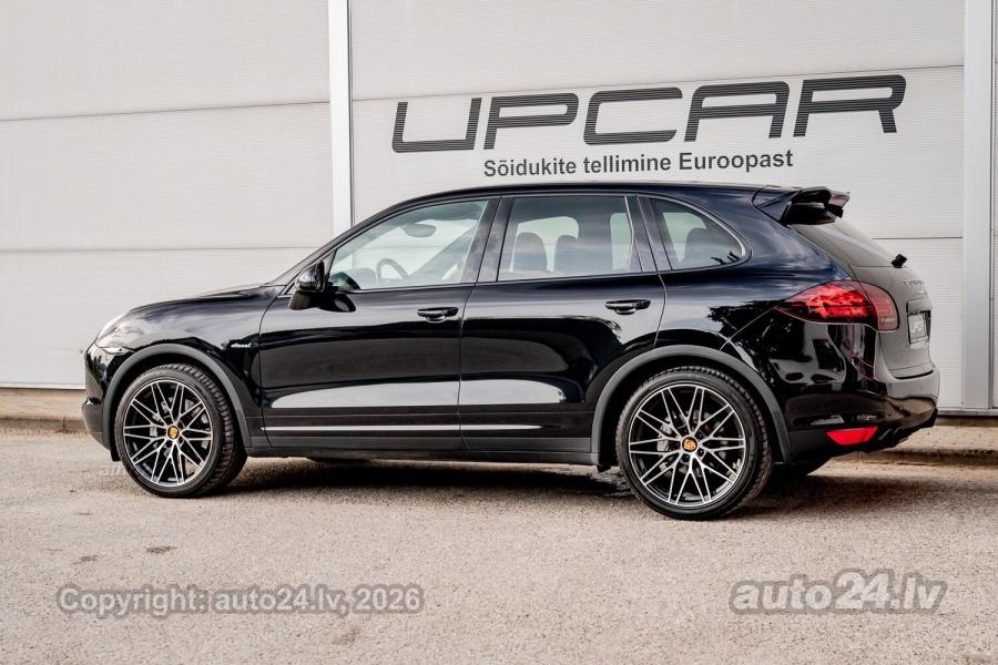 Black Porsche Cayenne 2013 in Parnu, with an engine capacity of 4.10 L and mileage of 162 thousand km for 22900 €, photo 8 on AUTOMOTO.COM.LV