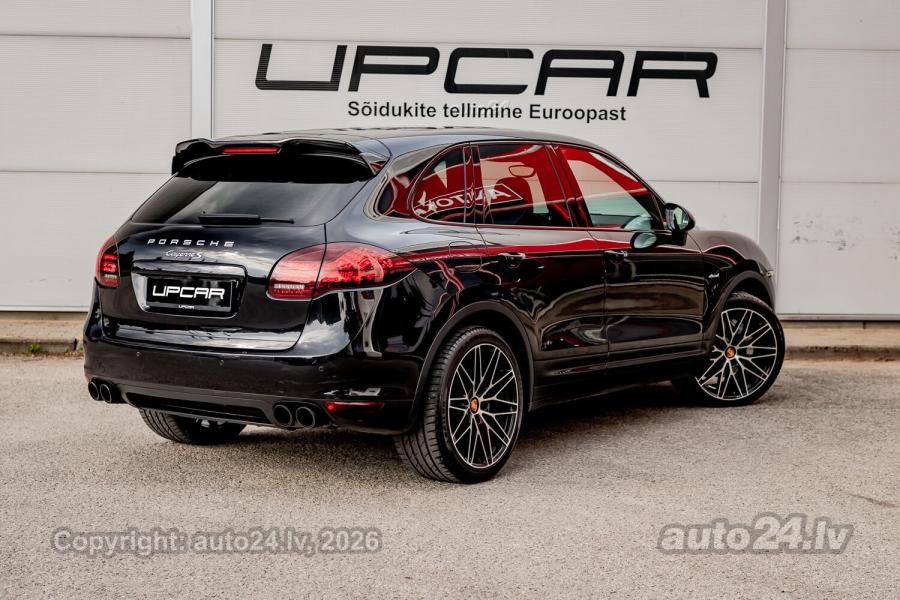 Black Porsche Cayenne 2013 in Parnu, with an engine capacity of 4.10 L and mileage of 162 thousand km for 22900 €, photo 11 on AUTOMOTO.COM.LV