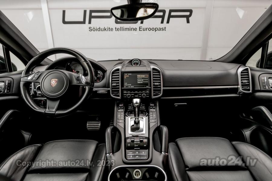 Black Porsche Cayenne 2013 in Parnu, with an engine capacity of 4.10 L and mileage of 162 thousand km for 22900 €, photo 12 on AUTOMOTO.COM.LV