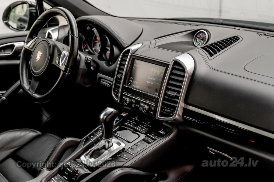 Black Porsche Cayenne 2013 in Parnu, with an engine capacity of 4.10 L and mileage of 162 thousand km for 22900 €, photo 14 on AUTOMOTO.COM.LV