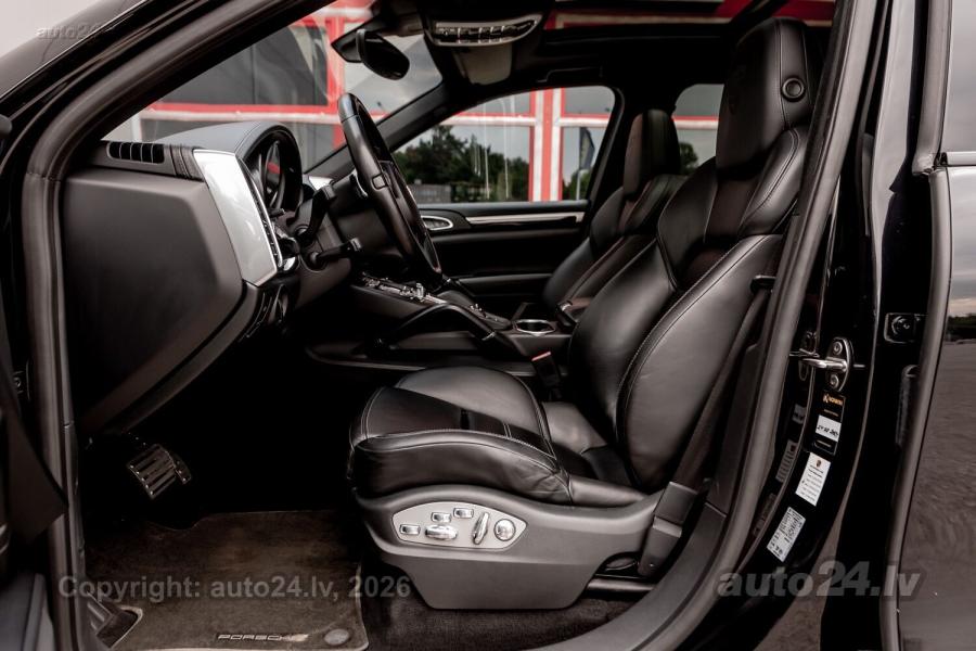 Black Porsche Cayenne 2013 in Parnu, with an engine capacity of 4.10 L and mileage of 162 thousand km for 22900 €, photo 15 on AUTOMOTO.COM.LV